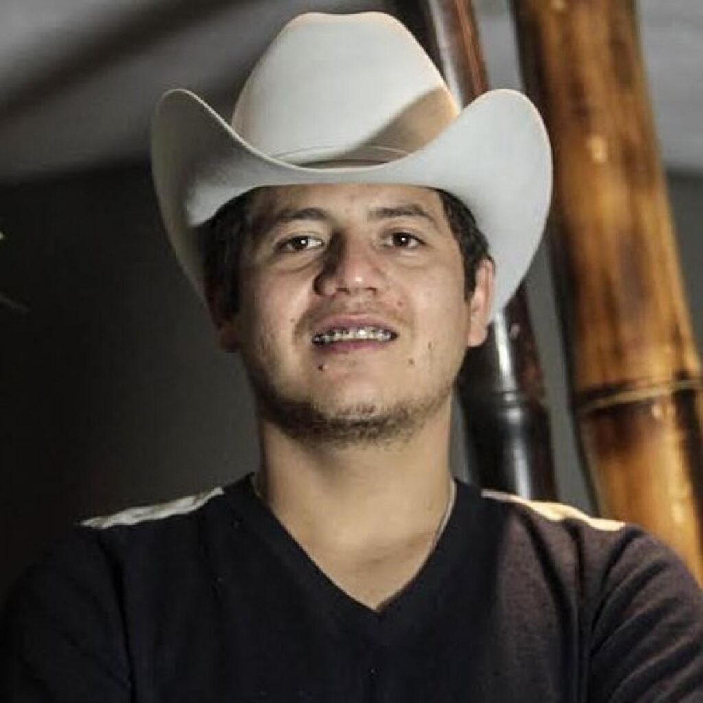 El cantante de regional mexicano Remmy Valenzuela nuevamente está en ...